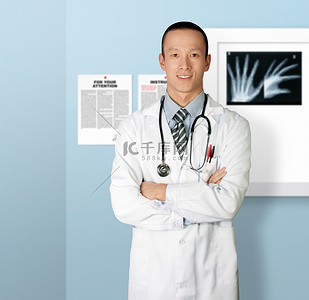 Doctor smiles at camera高清摄影大图-千库网