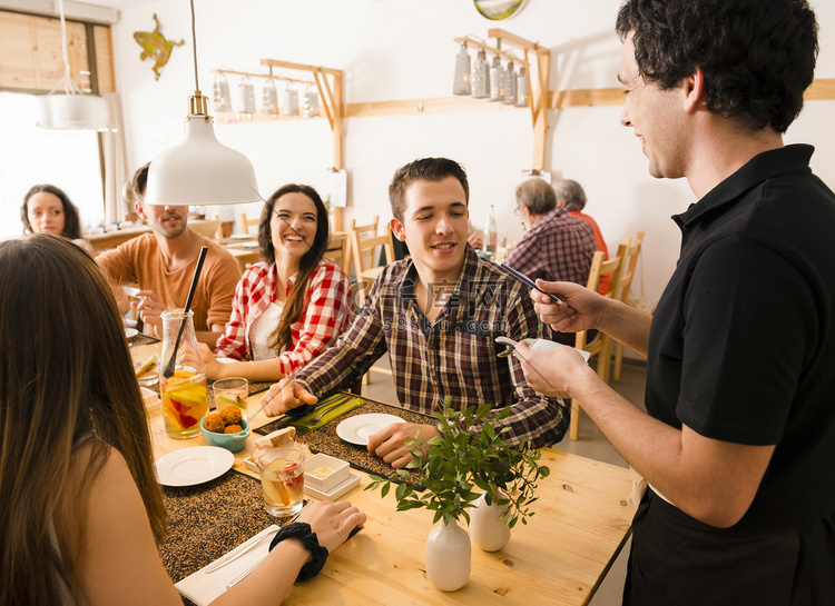 Group of friends at the restaurant高清摄影大图-千库网