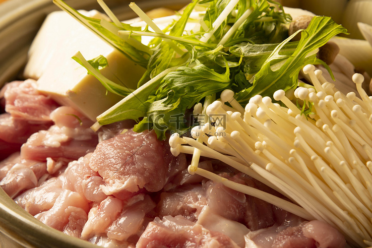 Hot pot dish cooked with fresh Japanese chicken高清摄影大图-千库网