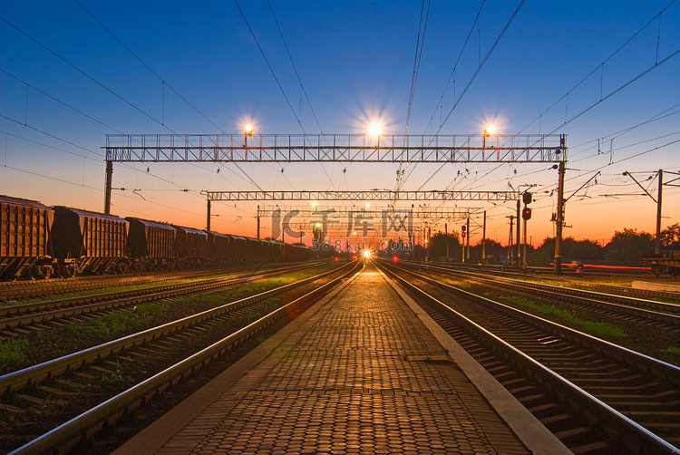 早上的火车站高清摄影大图-千库网