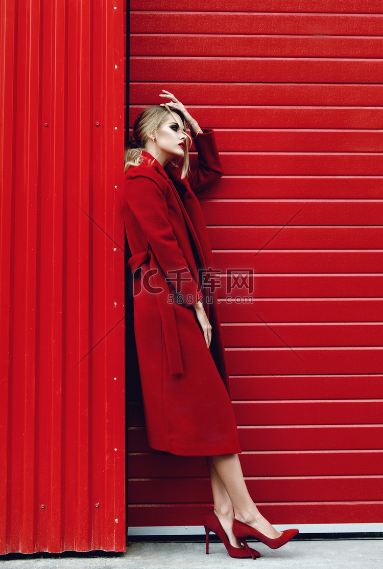 时尚肖像时尚的女人在红色的礼服红色城市 backg高清摄影大图-千库网