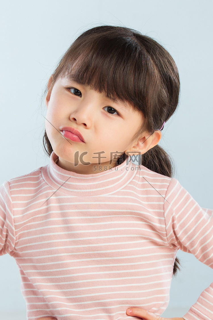 一个可爱的小女孩高清摄影大图-千库网