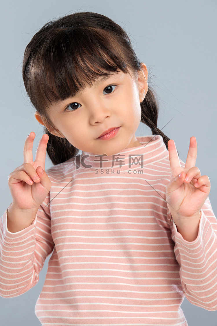 一个可爱的小女孩高清摄影大图-千库网