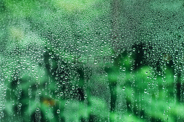 滴在窗户玻璃上的雨。通过 g 窗口视图高清摄影大图-千库网