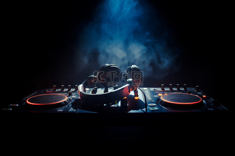 Dj、 混合和在一家夜总会挠，dj 手调整各种轨道控制 dj 的甲板、 频闪灯和雾，选择性焦点高清摄影大图-千库网