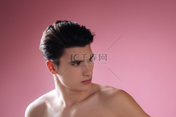 Serious model posing on camera高清摄影大图-千库网