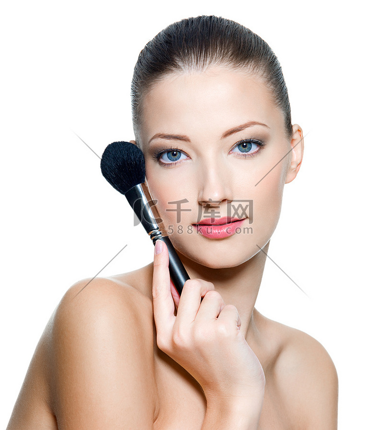 女人拥有申请胭脂化妆 brushe高清摄影大图-千库网