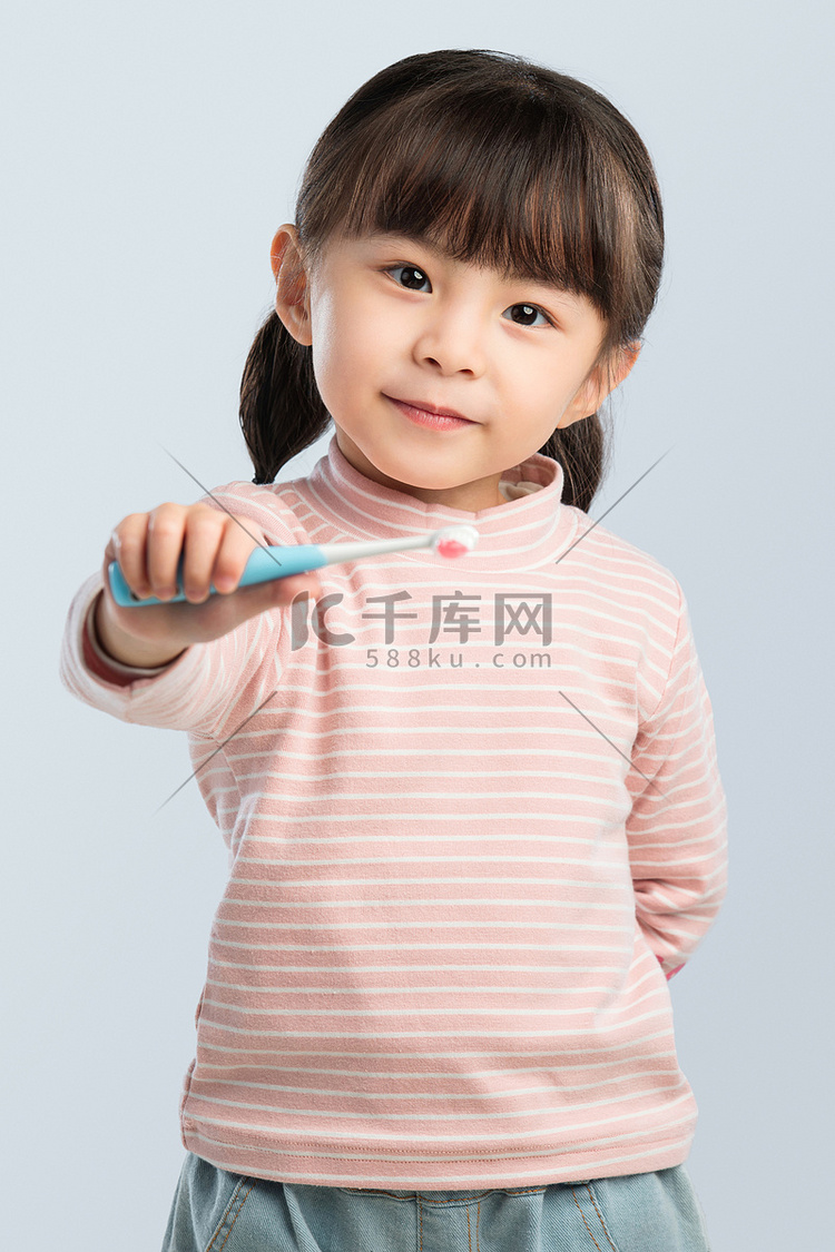 可爱的小女孩正在刷牙高清摄影大图-千库网