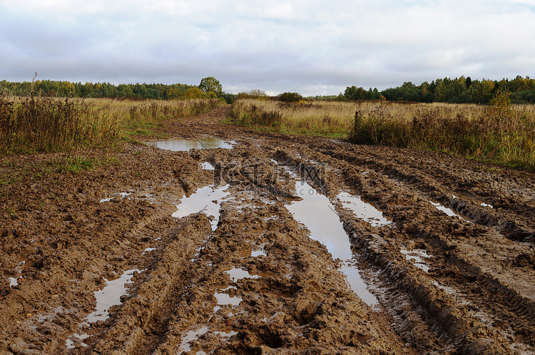 Messy rural dirt road after the rain高清摄影大图-千库网
