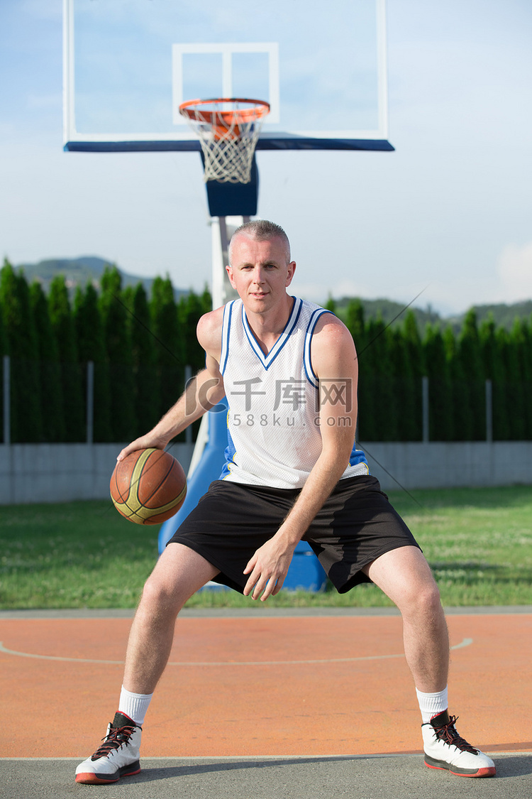 Portrait of young man street basket player高清摄影大图-千库网