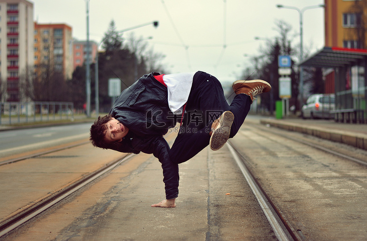 breakdancer dançando na cidade在这座城市中跳舞的跃迁高清摄影大图-千库网