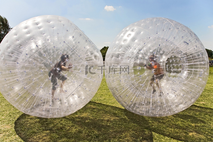 儿童在 zorbing 球中有很多乐趣高清摄影大图-千库网