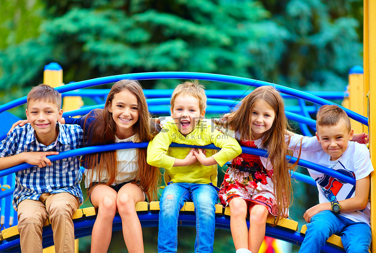 group of happy kids having fun on playground高清摄影大图-千库网