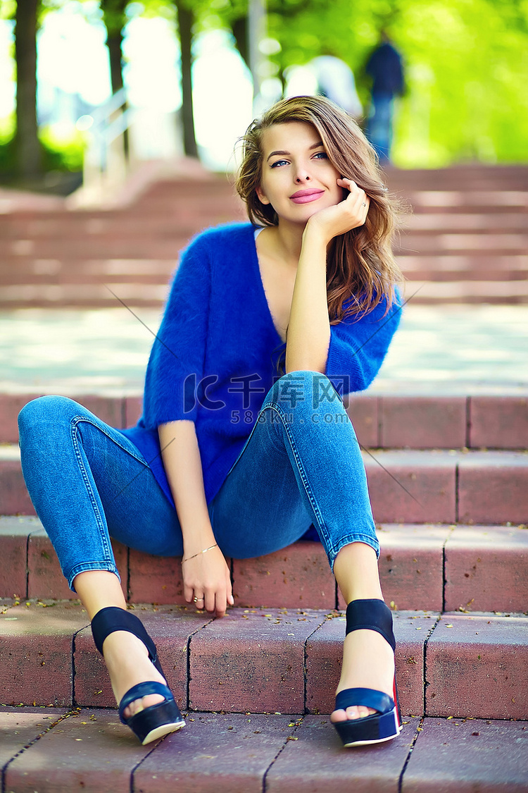 高时尚 look.glamor 时尚性感微笑美丽性感的年轻女子在模型在街上的牛仔短裤夏天明亮的时髦布高清摄影大图-千库网
