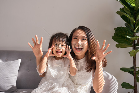 快乐年轻的母亲带着女儿在家里高清摄影大图-千库网