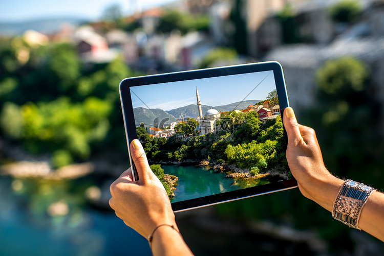 Photographing with digital tablet Mostar city高清摄影大图-千库网