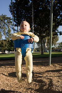 摇摆中的男婴高清摄影大图-千库网