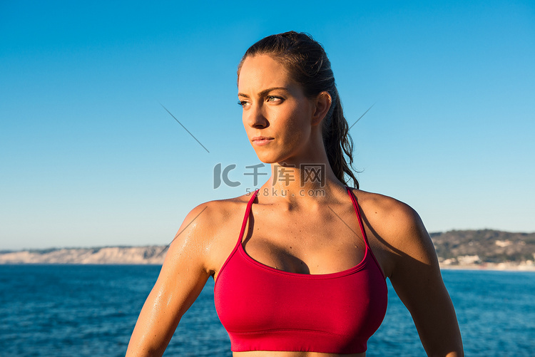 穿运动上衣的年轻女子在海滩上的肖像高清摄影大图-千库网