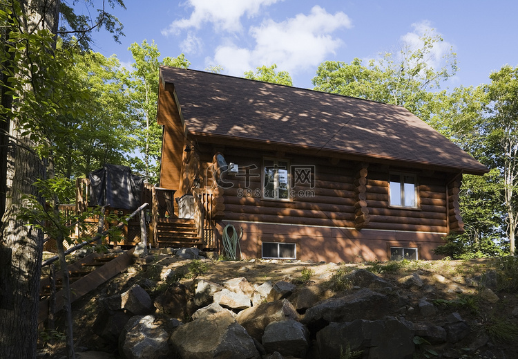 加拿大魁北克夏季的住宅原木之家高清摄影大图-千库网