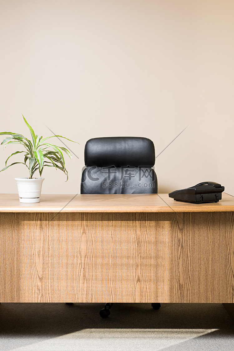 办公室里的办公桌高清摄影大图-千库网