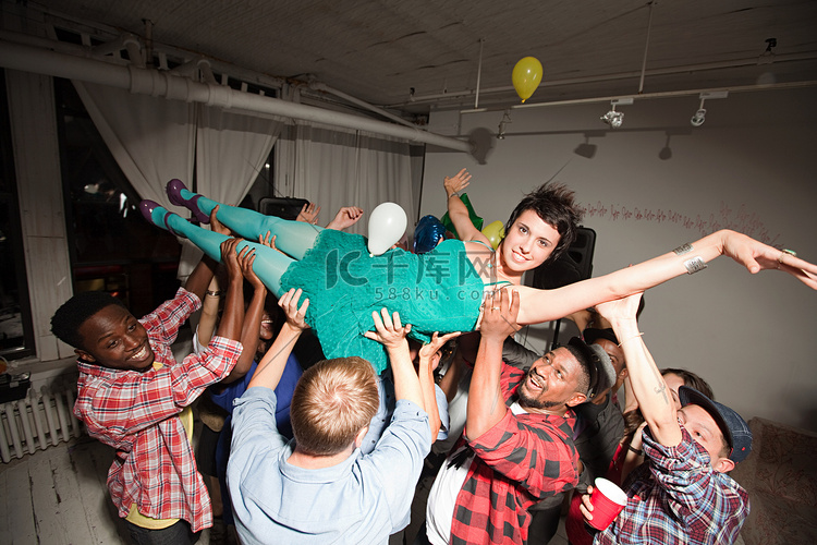 一名女子在派对上穿着绿色连衣裙在乌鸦冲浪高清摄影大图-千库网