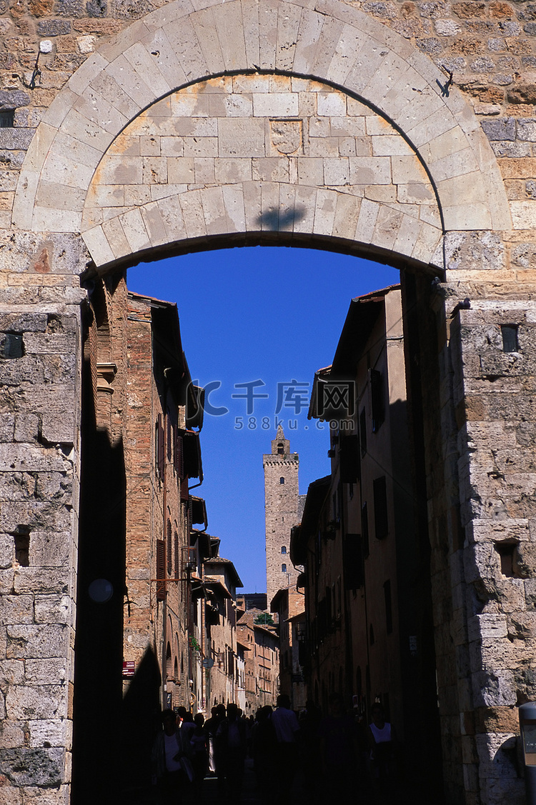 通往城镇的拱门高清摄影大图-千库网