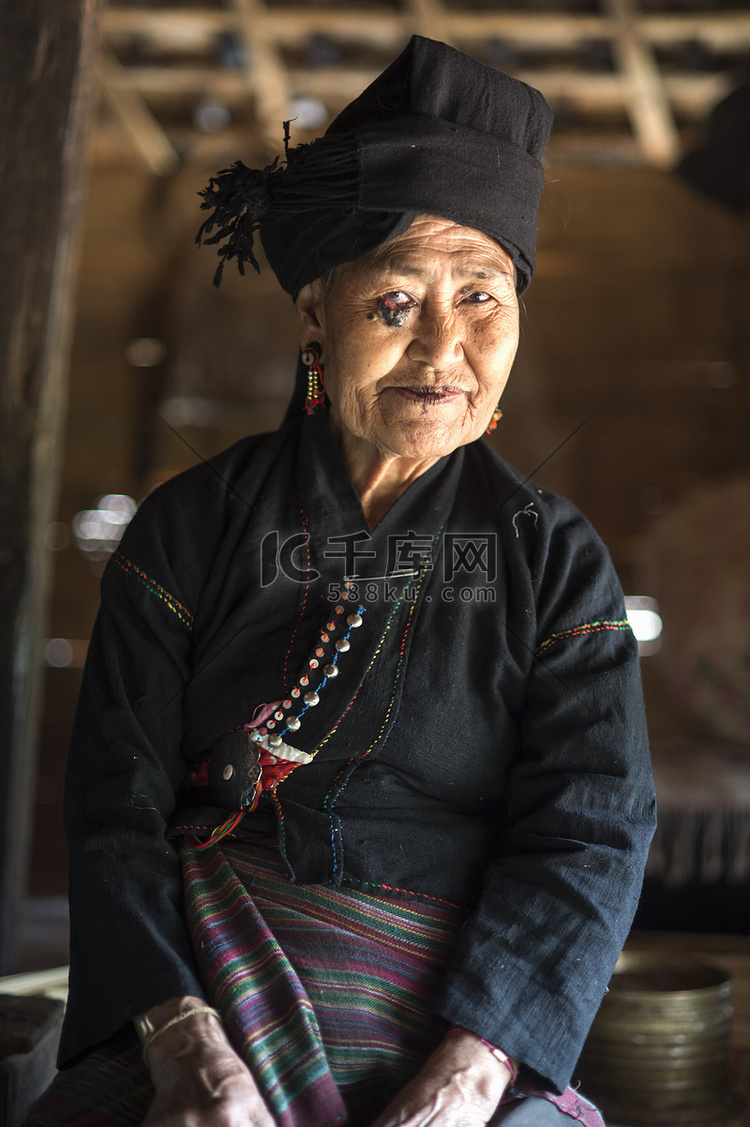 缅甸坑洞掸邦身着传统服饰的老年妇女肖像高清摄影大图-千库网