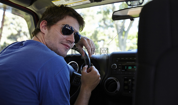 一名男子在车内抬头看高清摄影大图-千库网