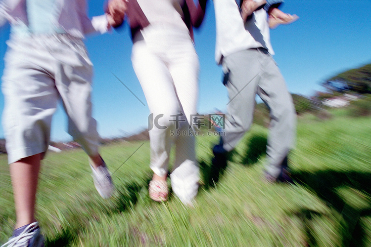 人们在田野里奔跑高清摄影大图-千库网