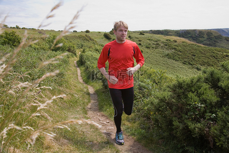 一名男子在乡村小路上奔跑高清摄影大图-千库网