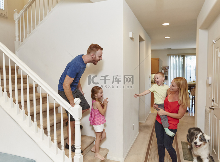 一家人在家里的楼梯上玩躲猫猫高清摄影大图-千库网