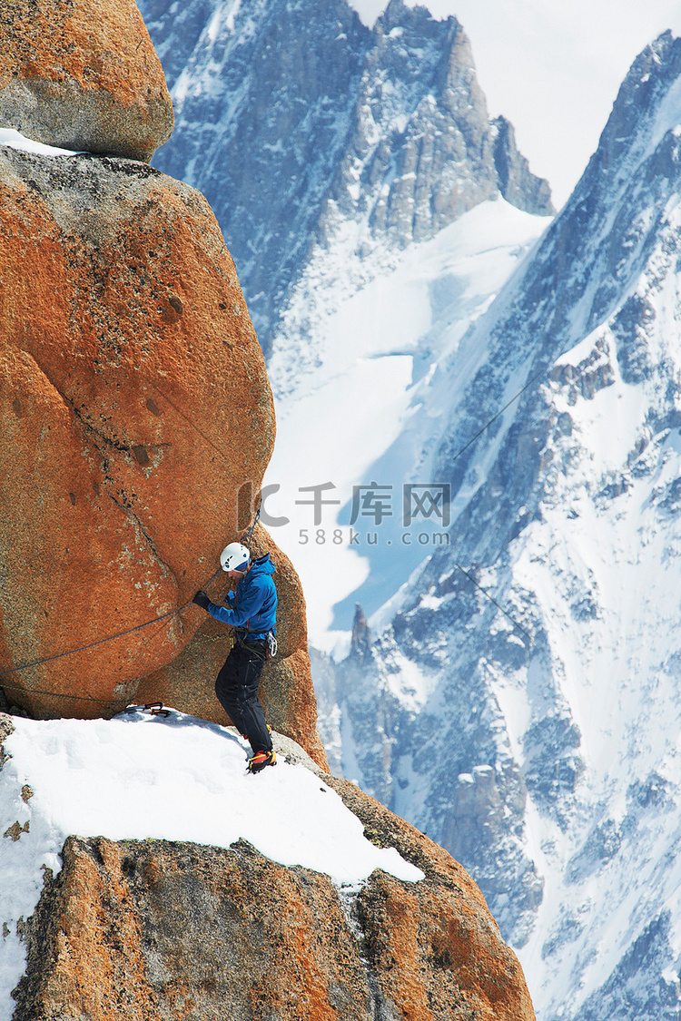 法国夏莫尼克斯的成熟男子登山高清摄影大图-千库网
