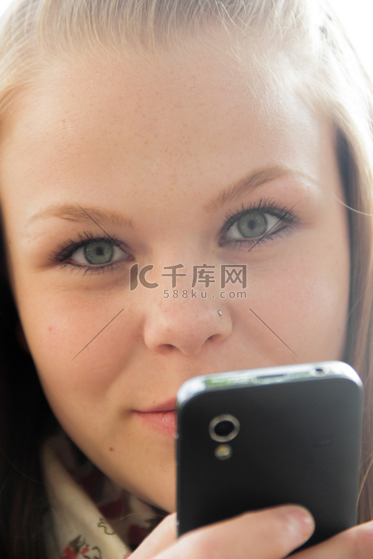 十几岁的女孩在户外使用手机高清摄影大图-千库网