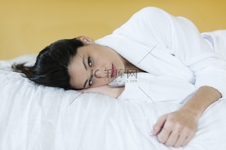 躺在床上的年轻女子高清摄影大图-千库网