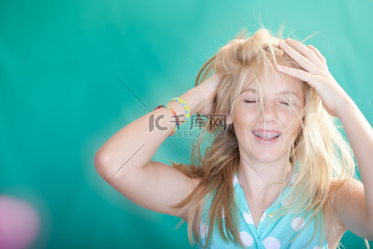 十几岁的女孩甩着她的头发高清摄影大图-千库网