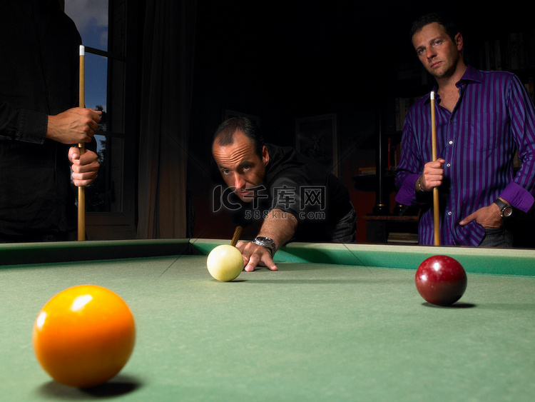 男子打斯诺克高清摄影大图-千库网