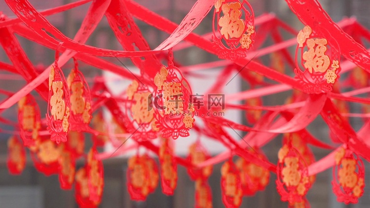 实拍新年街头氛围年味福袋意境高清摄影大图-千库网