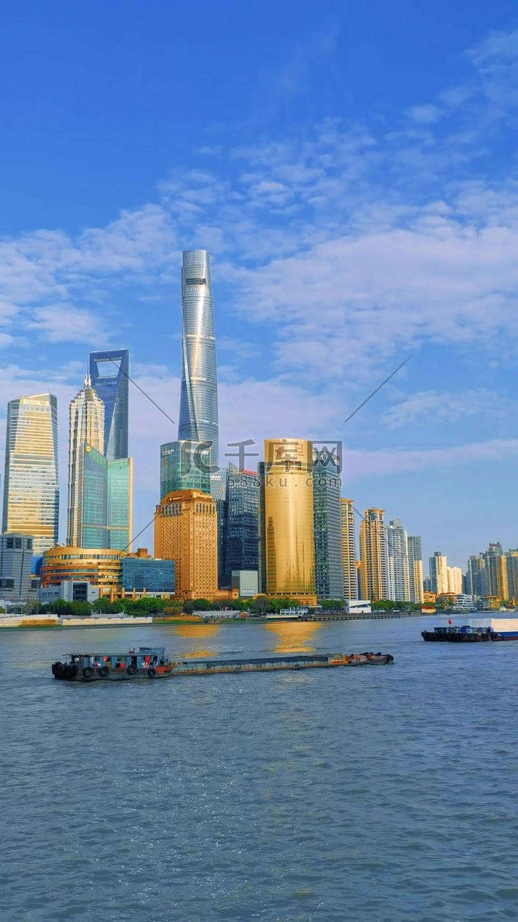 实拍竖版竖屏上海大厦外滩黄浦江景高清摄影大图-千库网