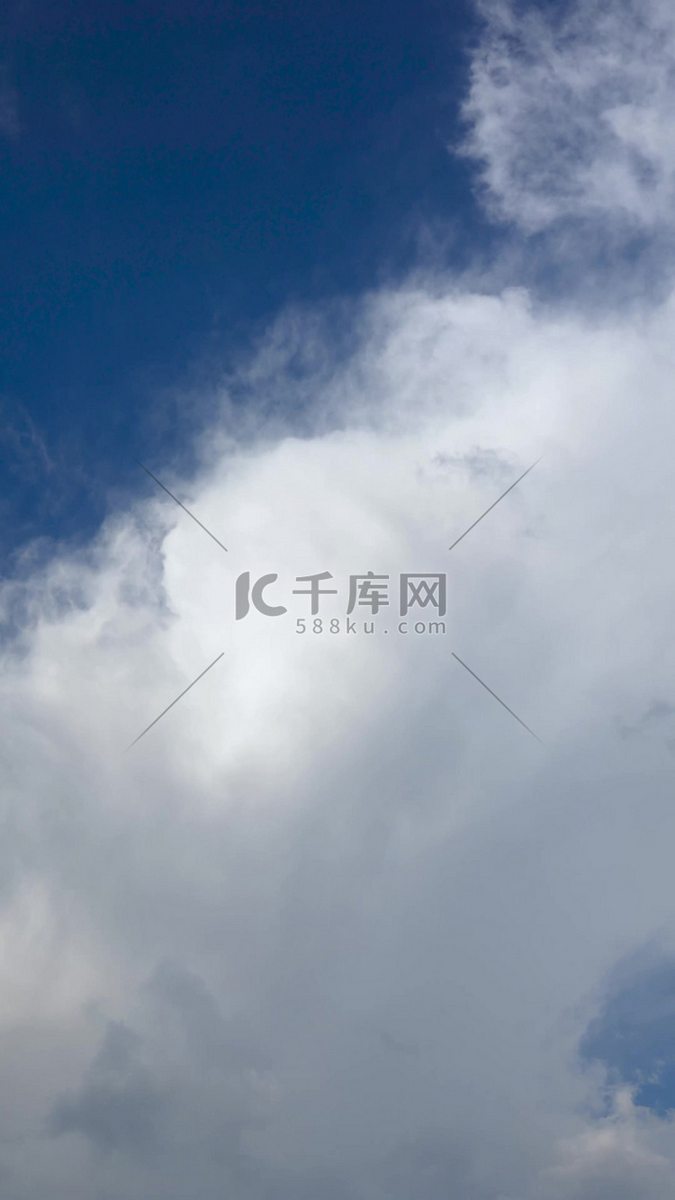 雨前通透蓝天和移动的厚云层高清摄影大图-千库网