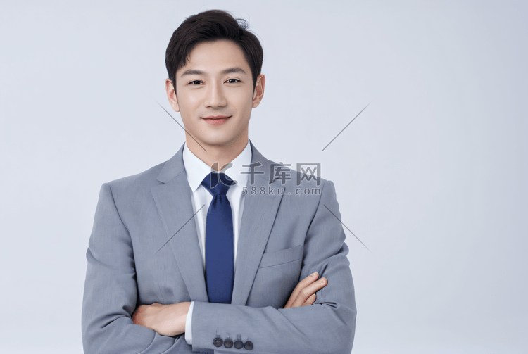 人物人像男士商务男士微笑双手挽起1高清摄影大图-千库网