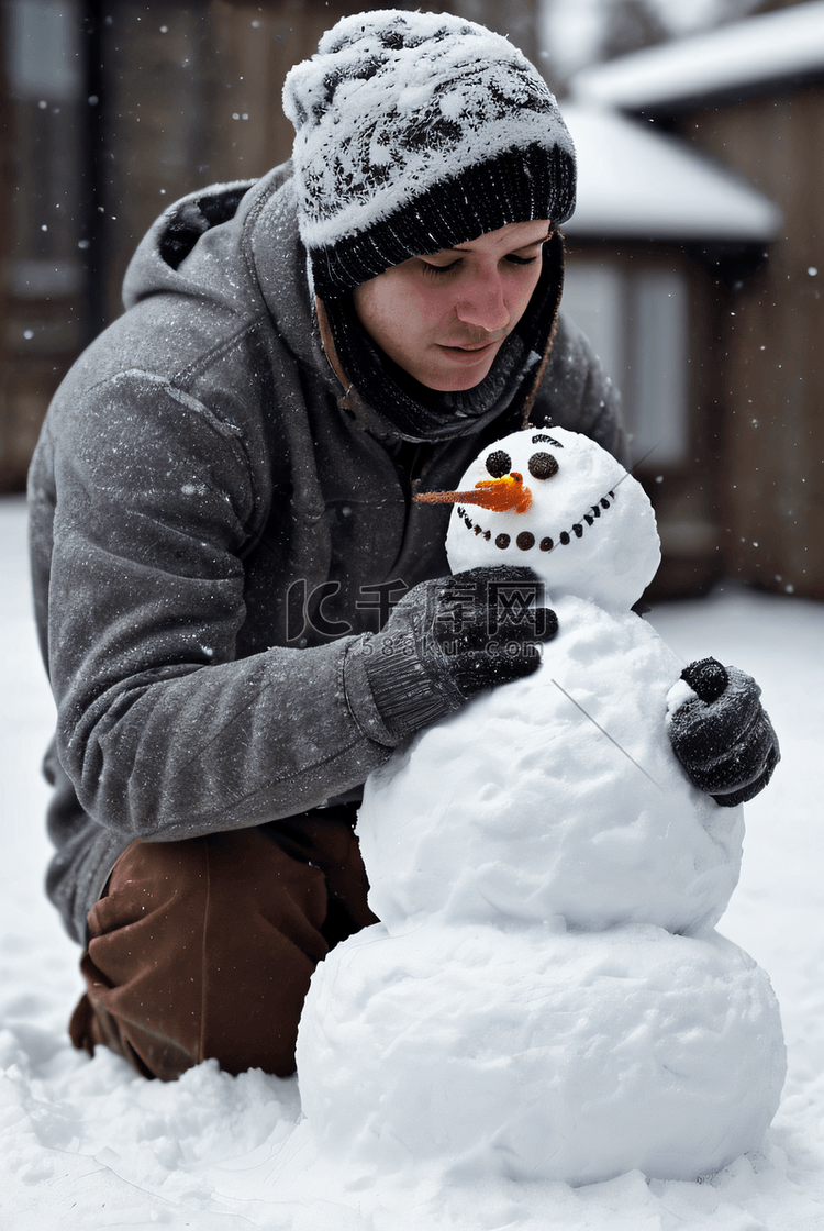 寒冷冬季室外大人堆雪人图1高清摄影大图-千库网
