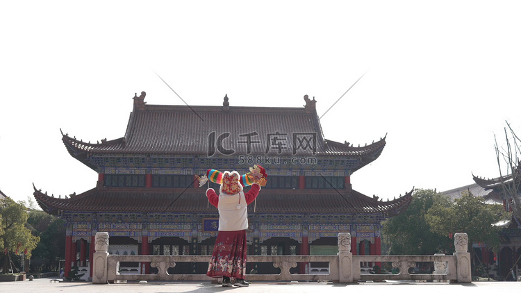 萌娃新年祈福实拍高清摄影大图-千库网