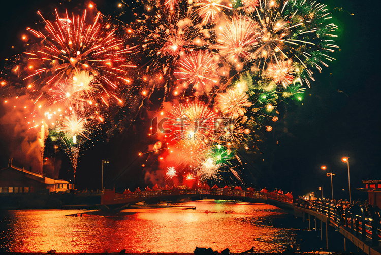 新年夜晚跨年放烟花摄影配图0高清摄影大图-千库网
