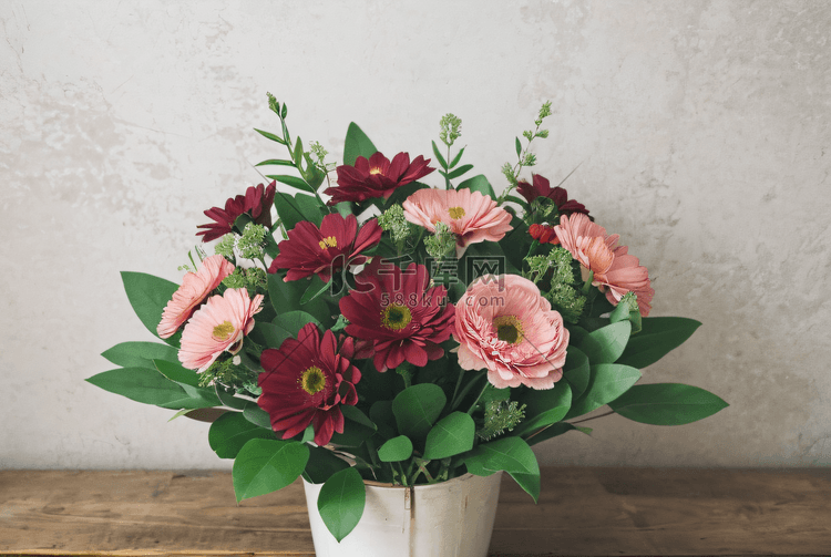 插在精致花瓶里的鲜花图片7高清摄影大图-千库网