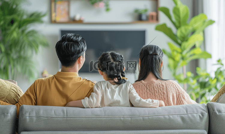 一家人坐着看电视背影高清摄影大图-千库网