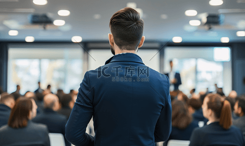 在商务活动上发表演说的人高清摄影大图-千库网