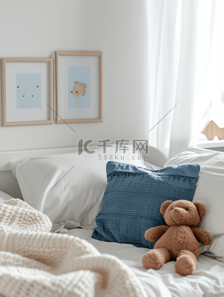 蓝色枕头在白色床孩子的卧室高清摄影大图-千库网