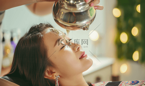 青年女人在中医馆内接受拔罐治疗高清摄影大图-千库网