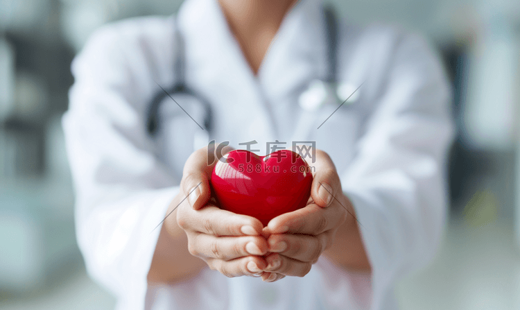 药剂师手持爱心高清摄影大图-千库网