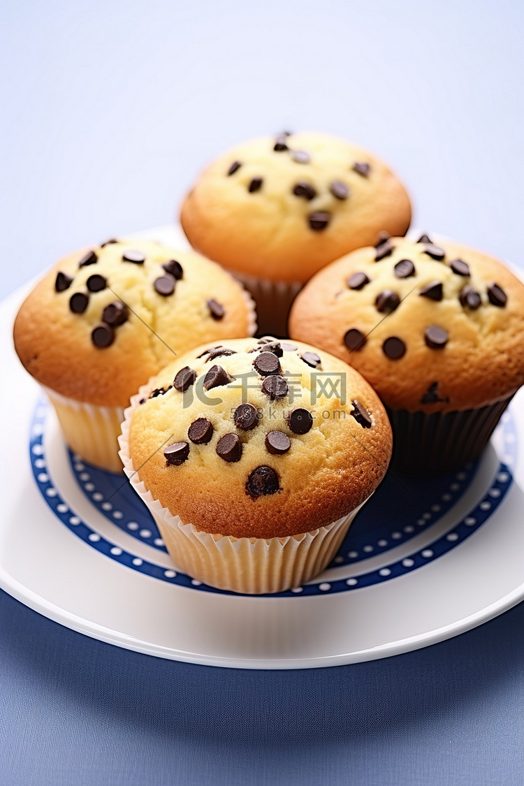 盘子里放三个巧克力片纸杯蛋糕背景图片免费下载_海报banner/高清大图_千库网(图片编号7024374)